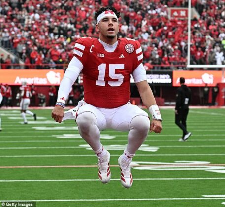 Dylan Raiola, podobný univerzitnému futbalu Patricka Mahomesa, urobil ...